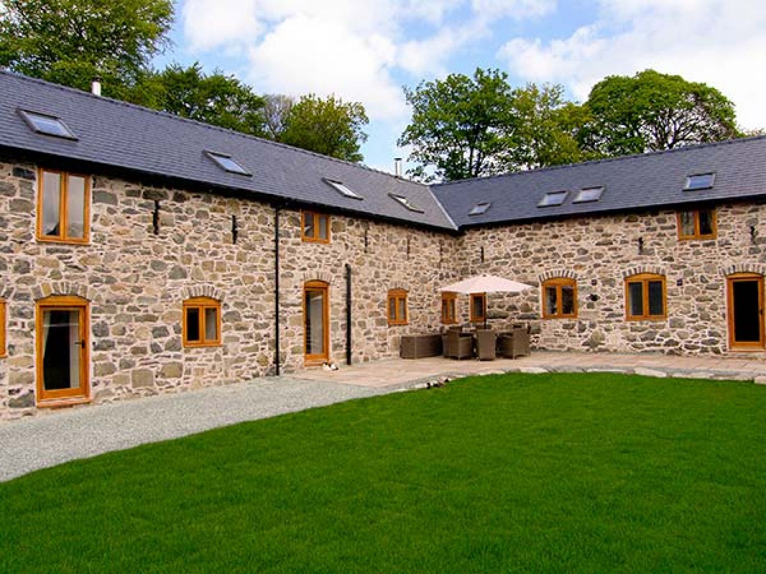 Castell Courtyard | Llanrhaeadr-ym-mochnant | Pedair-ffordd | Self ...