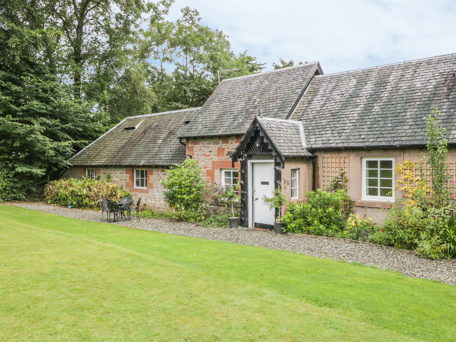 Loch Lomond Cottages (Walkhighlands)